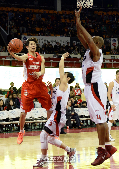 [SS포토]골밑을 휘젓는 김선형의 돌파(SK-KGC)