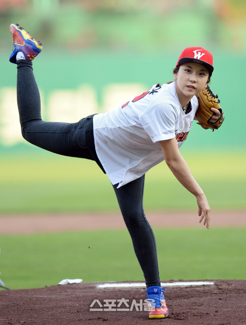[SS포토] 연예인 야구선수 박지아 시구