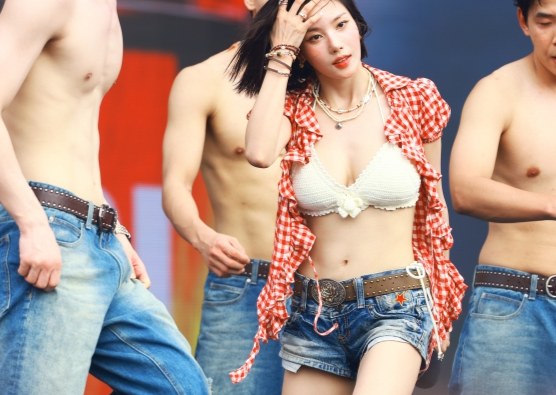 물줄기를 찢었다…‘워터밤의 여신’ 권은비, 고자극 퍼포먼스 ‘무대 평정’